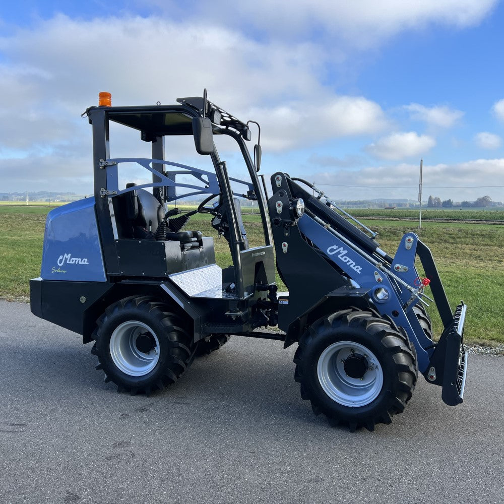 Mona die Maschine I Elektrische Hoflader und Radlader – MONA Motors GmbH